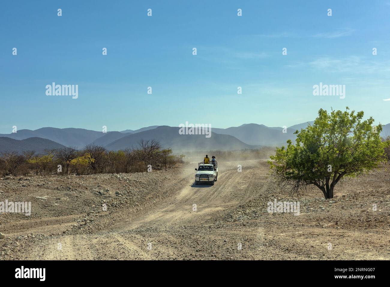 Auto su una campagna in salita strada di montagna immagini e fotografie ...