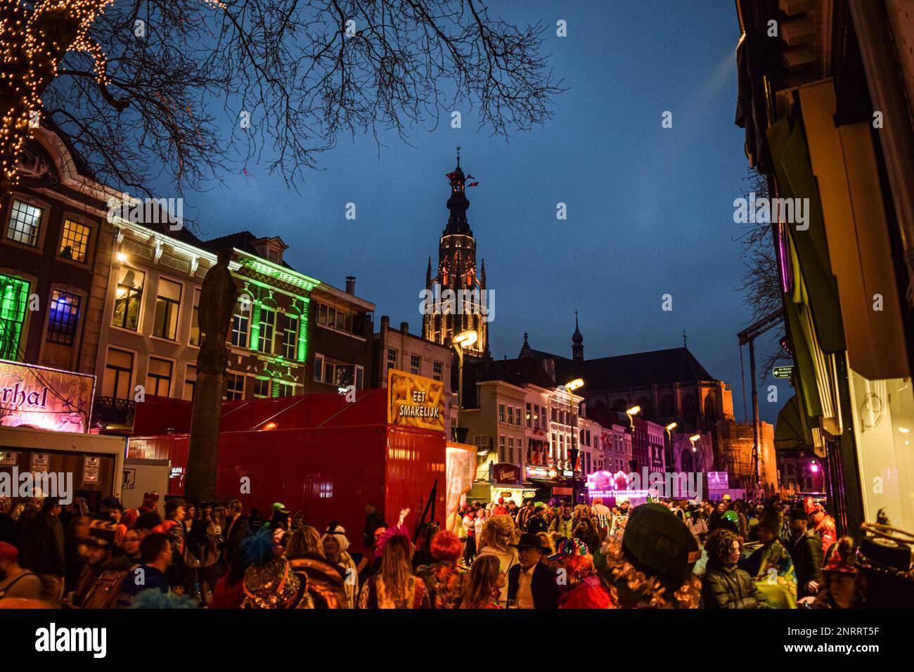 La gente festeggia l'annuale festa del carnevale a Breda, Paesi Bassi ...