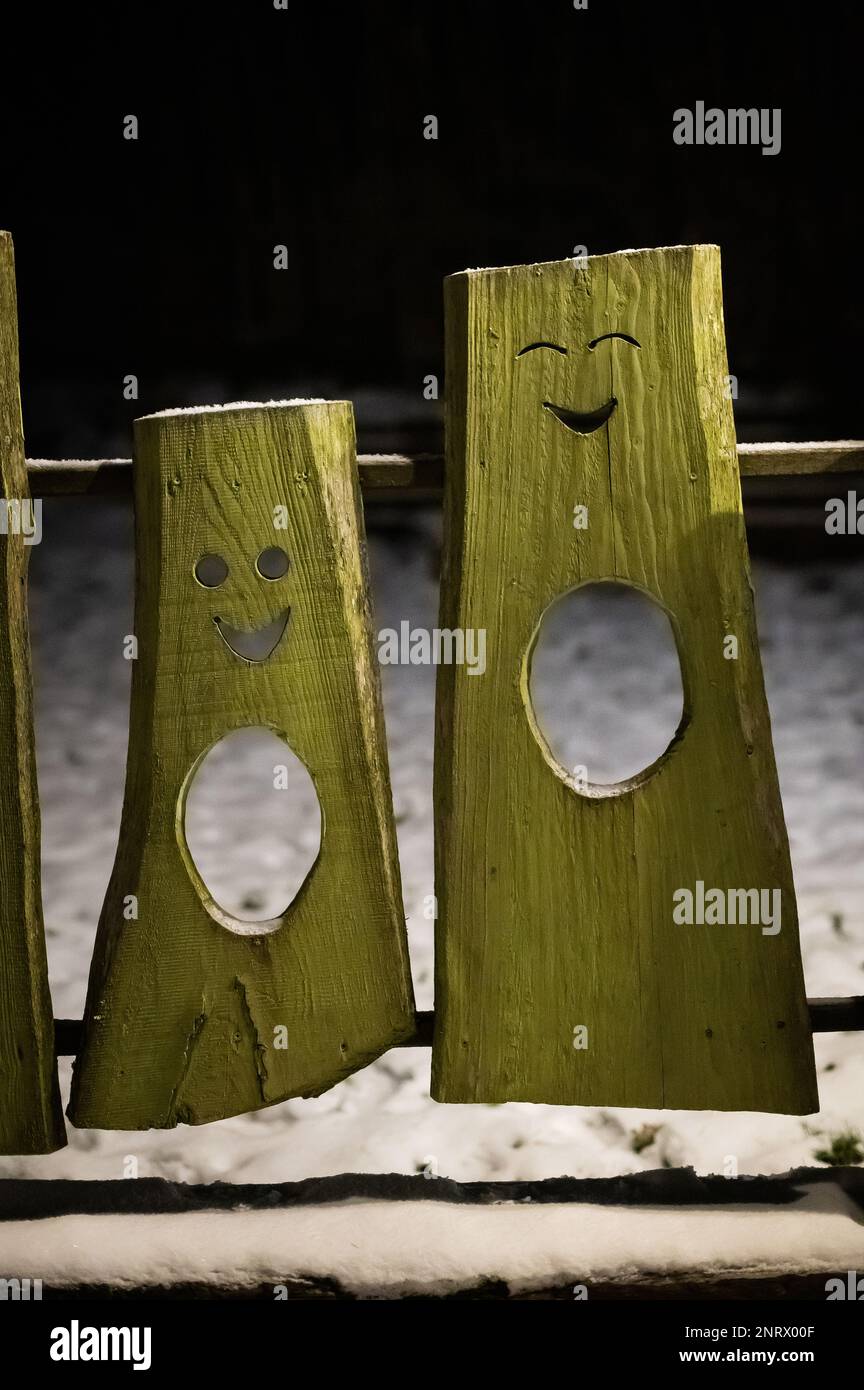 Facce finte immagini e fotografie stock ad alta risoluzione - Alamy