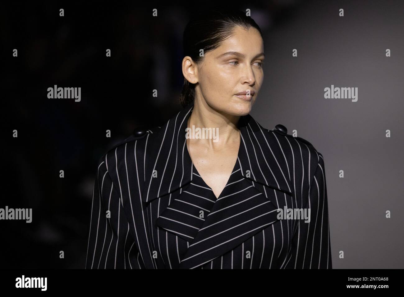 Laetitia Casta cammina sulla pista alla sfilata di moda di Tod durante ...