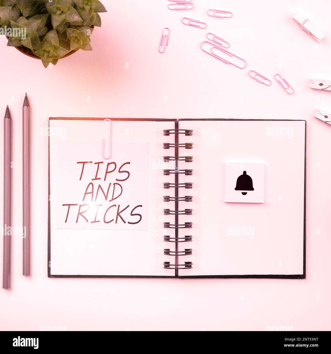 Segnali che mostrano i suggerimenti e i trucchi. Foto concettuale ...