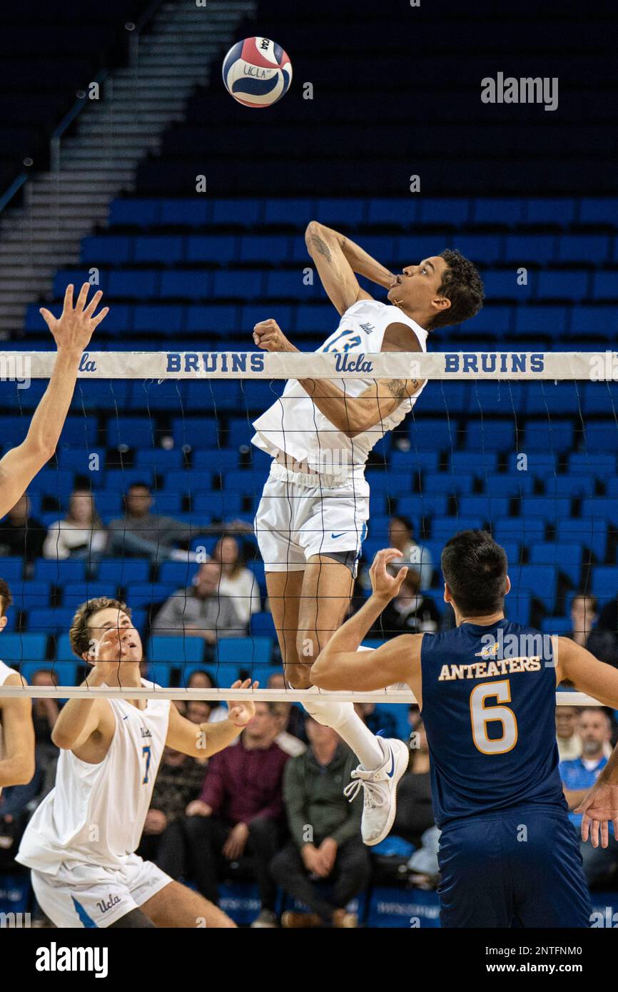 UCLA Bruins Middle Blocker Merrick McHenry (13) durante una partita di pallavolo NCAA contro gli ...
