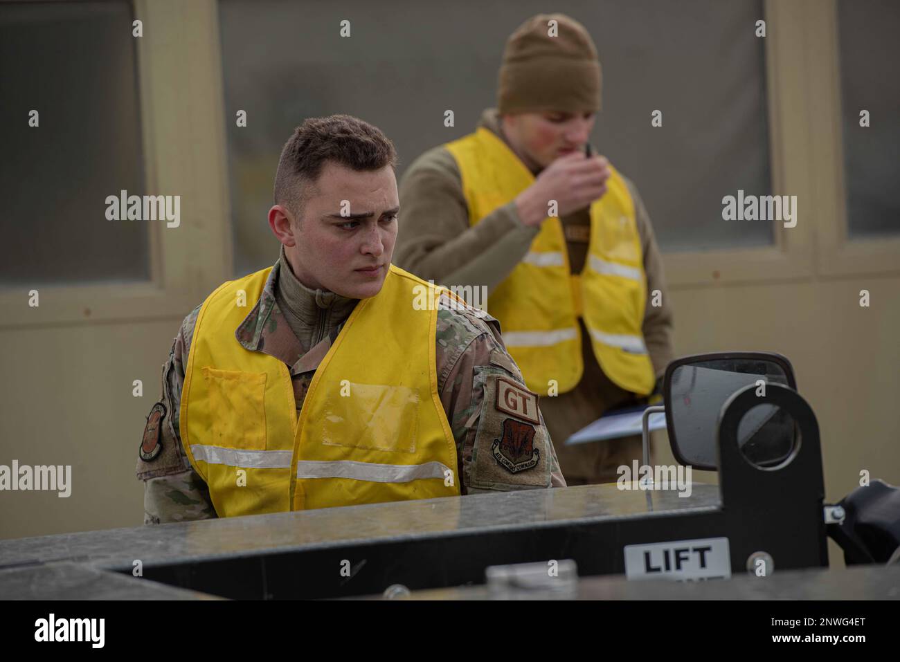 STATI UNITI Air Force Senior Airman Jean Velasquez-Leon e Airman Basic ...