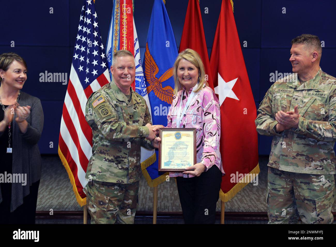 DeSha Budraitis riceve l'Ordine di Anne Morrow Lindbergh Award dal Gen ...