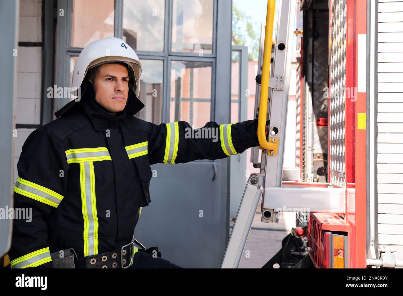 Scala di arrampicata casco uniforme pompiere immagini e fotografie ...