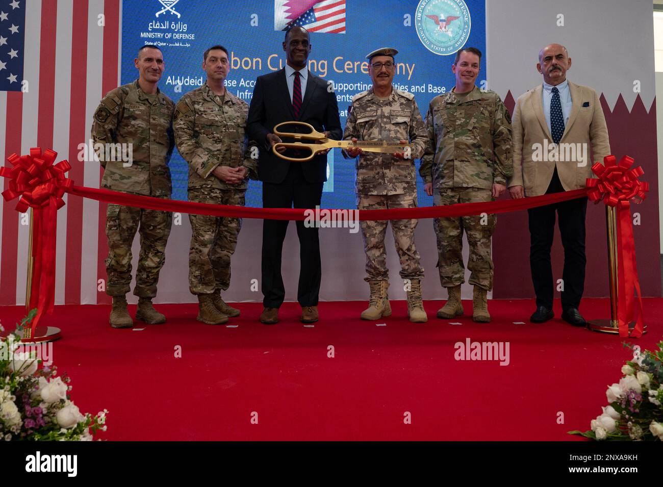 (Da sinistra) il Colonnello Anthony Figiera, direttore dell'Air Force ...