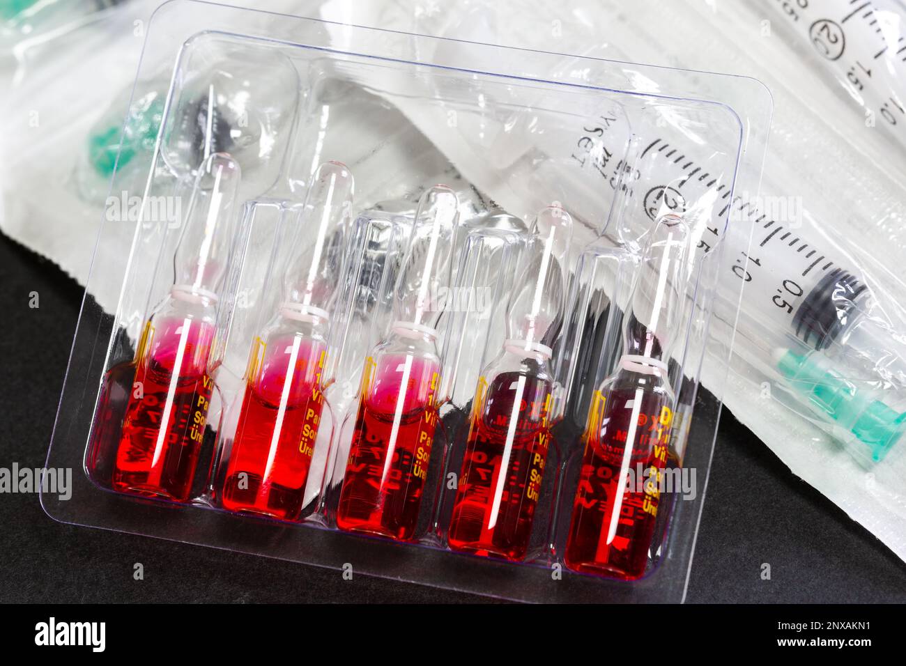 Vitamina b12 in fiale immagini e fotografie stock ad alta risoluzione ...