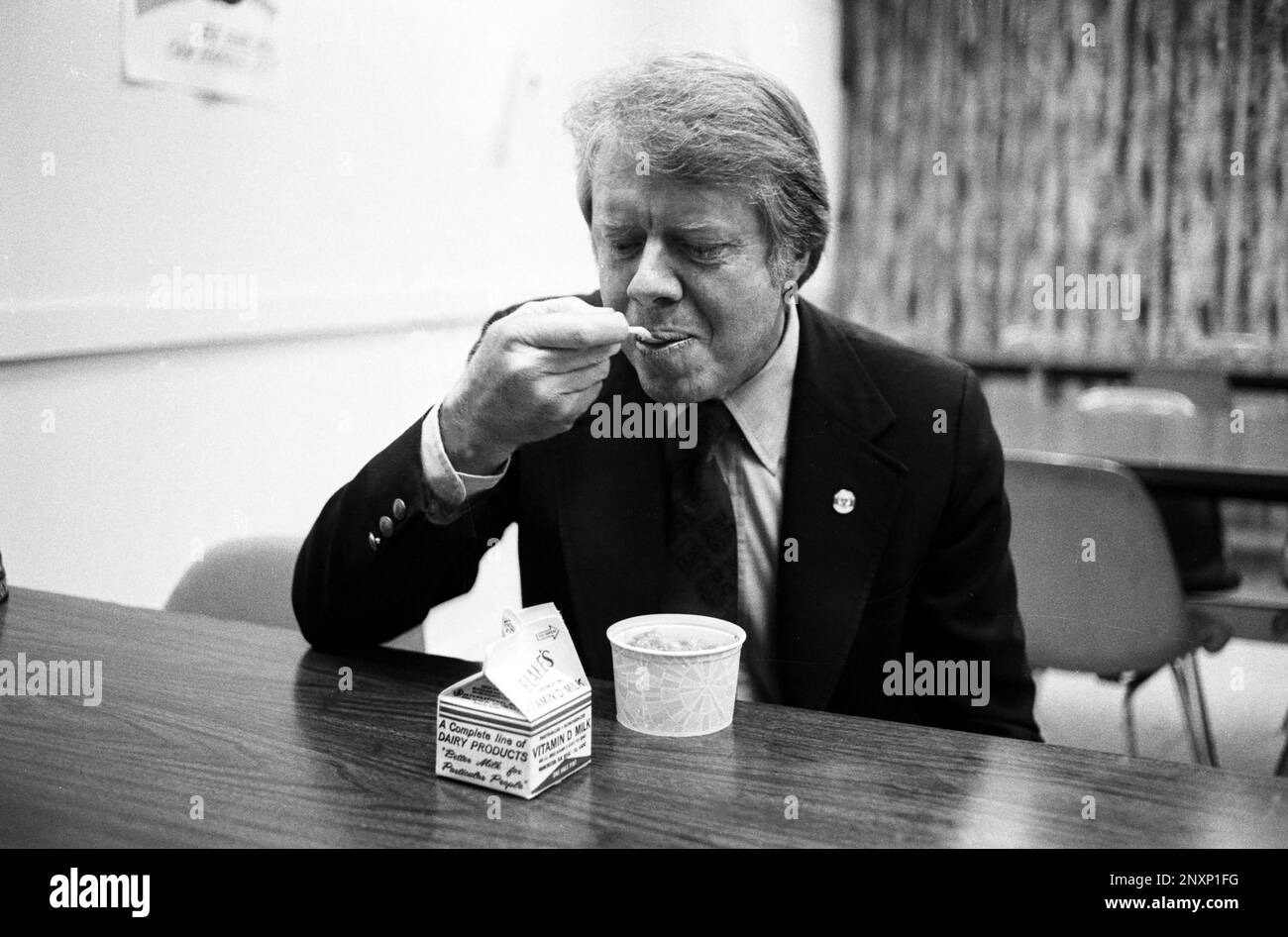 1976, Manchester, New Hampshire, USA: JIMMY CARTER mangiare zuppa da un ...