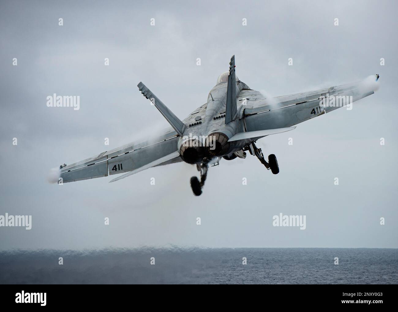 230212-N-MH015-1051 SOUTH CHINA SEA (12 febbraio 2023) un F/A-18E Super Hornet dei “Blue ...
