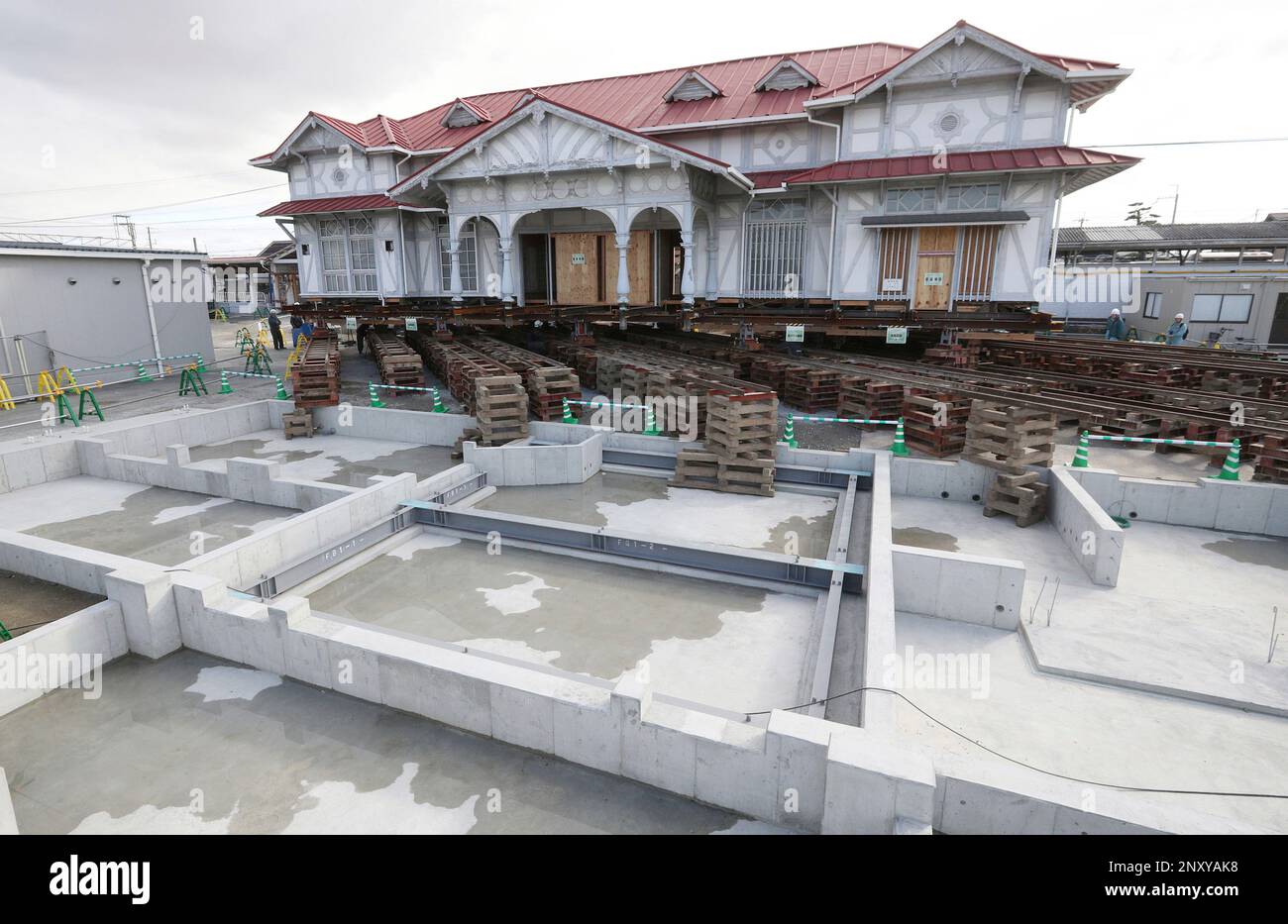 The Nankai Main Line's former Hamaderakoen Station building is moved ...