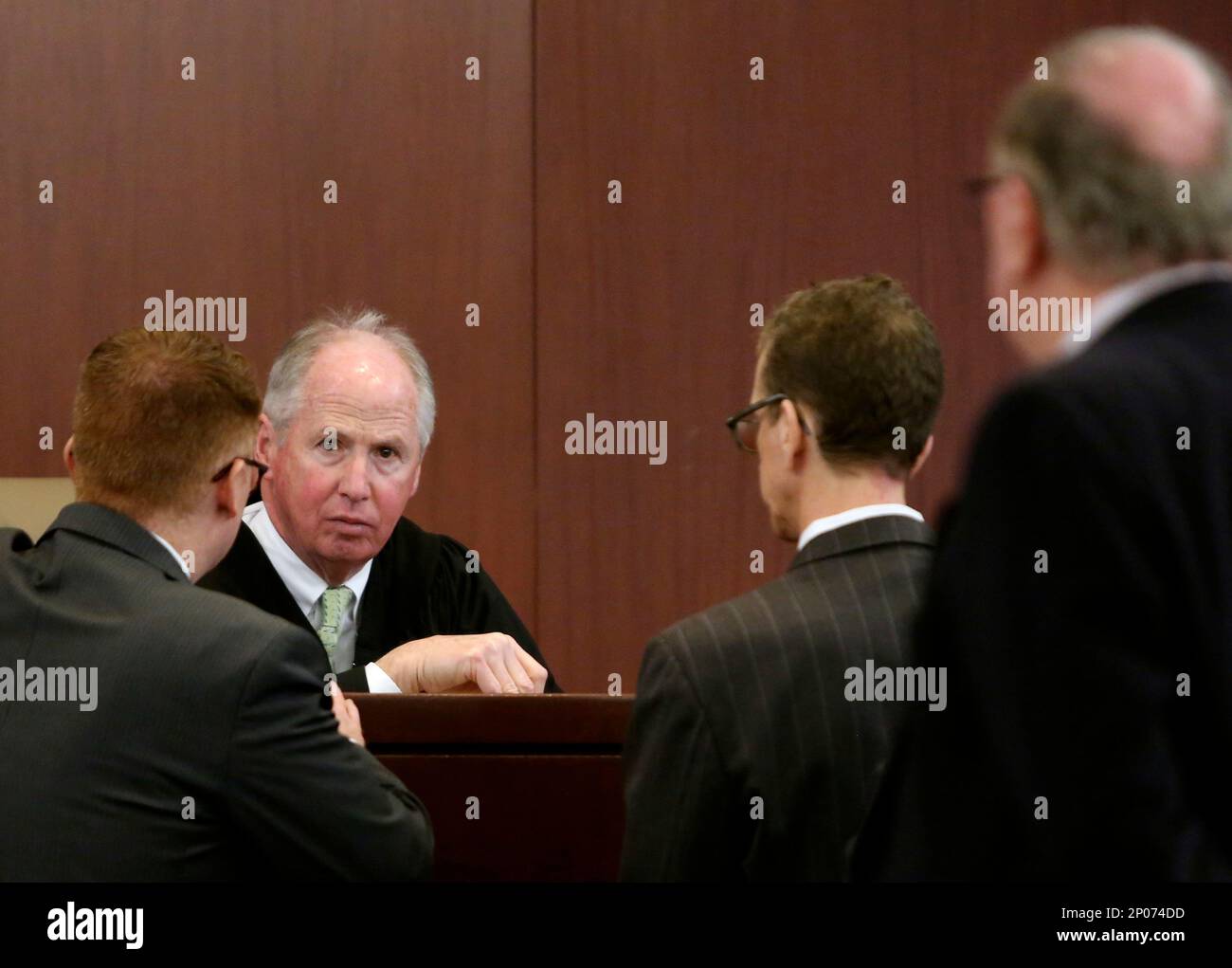 Judge Bob Hardwick, second from left, talks with attorneys during a sidebar in the Curtis ...