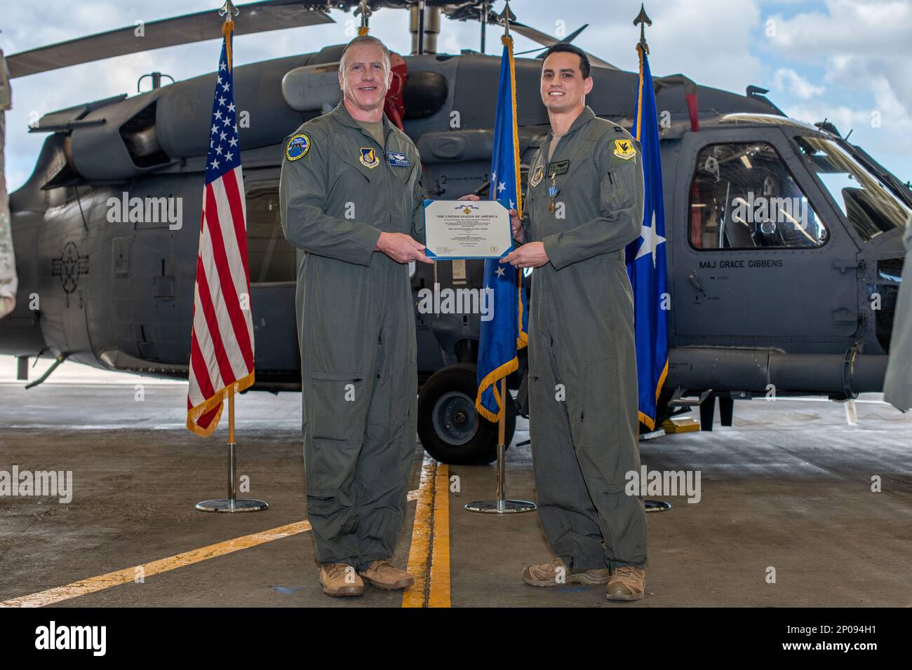 STATI UNITI Air Force Brig. Il generale David Eaglin, a sinistra, comandante 18th Wing, presenta ...