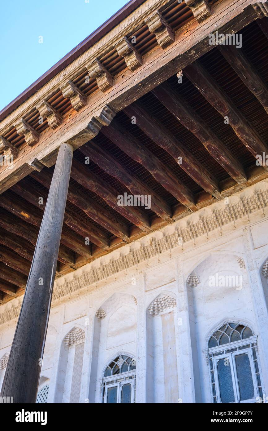 Portico a doppia altezza, veranda colonna in legno intagliato e ...
