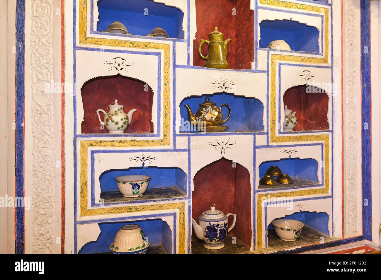 Cassa restaurata, armadio a muro, riempito di piatti tradizionali. In ...