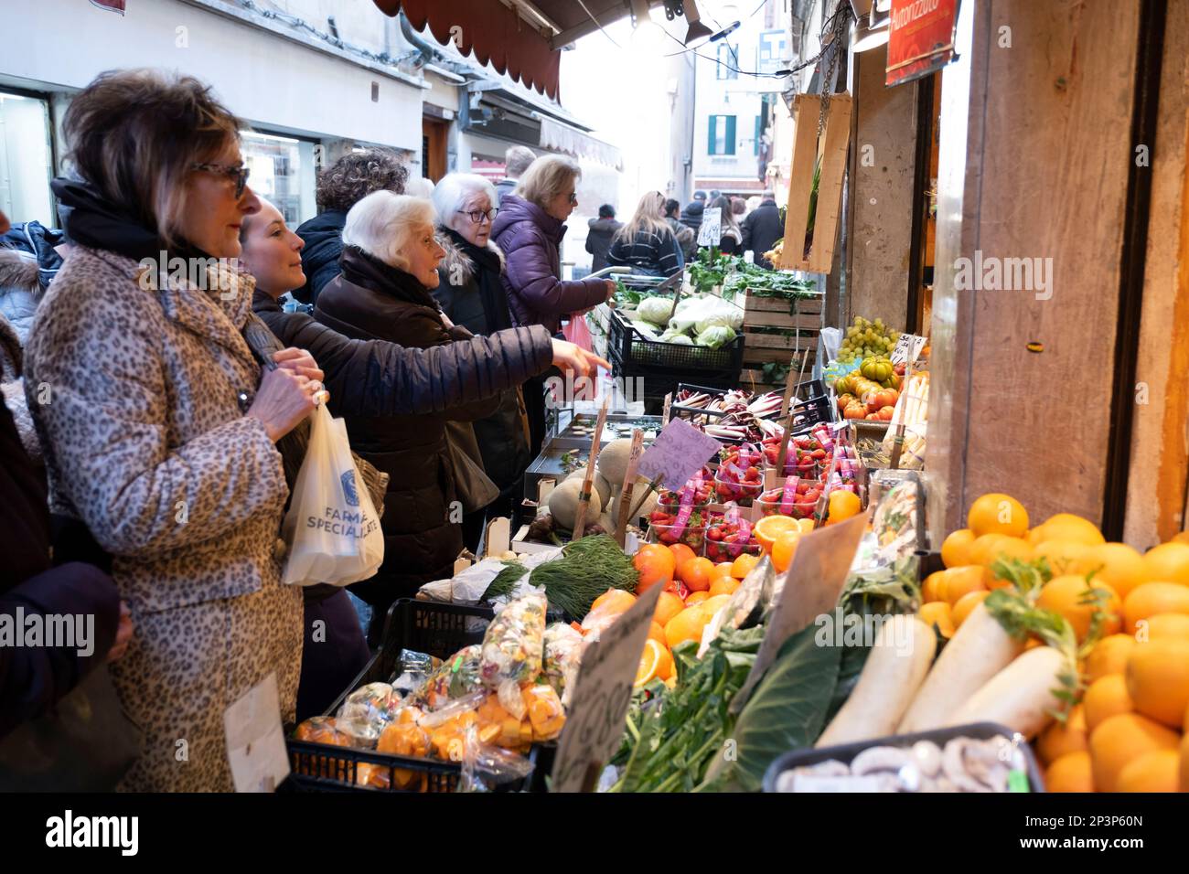 Bancarella e negozio di frutta e verdura immagini e fotografie stock ad ...