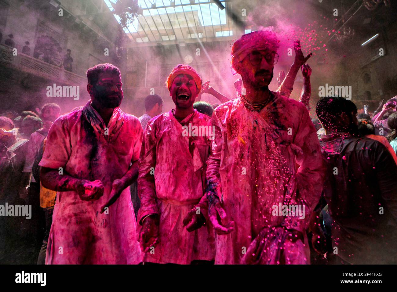 I devoti indù sono visti lanciare polveri colorate (Gulal) all'interno ...