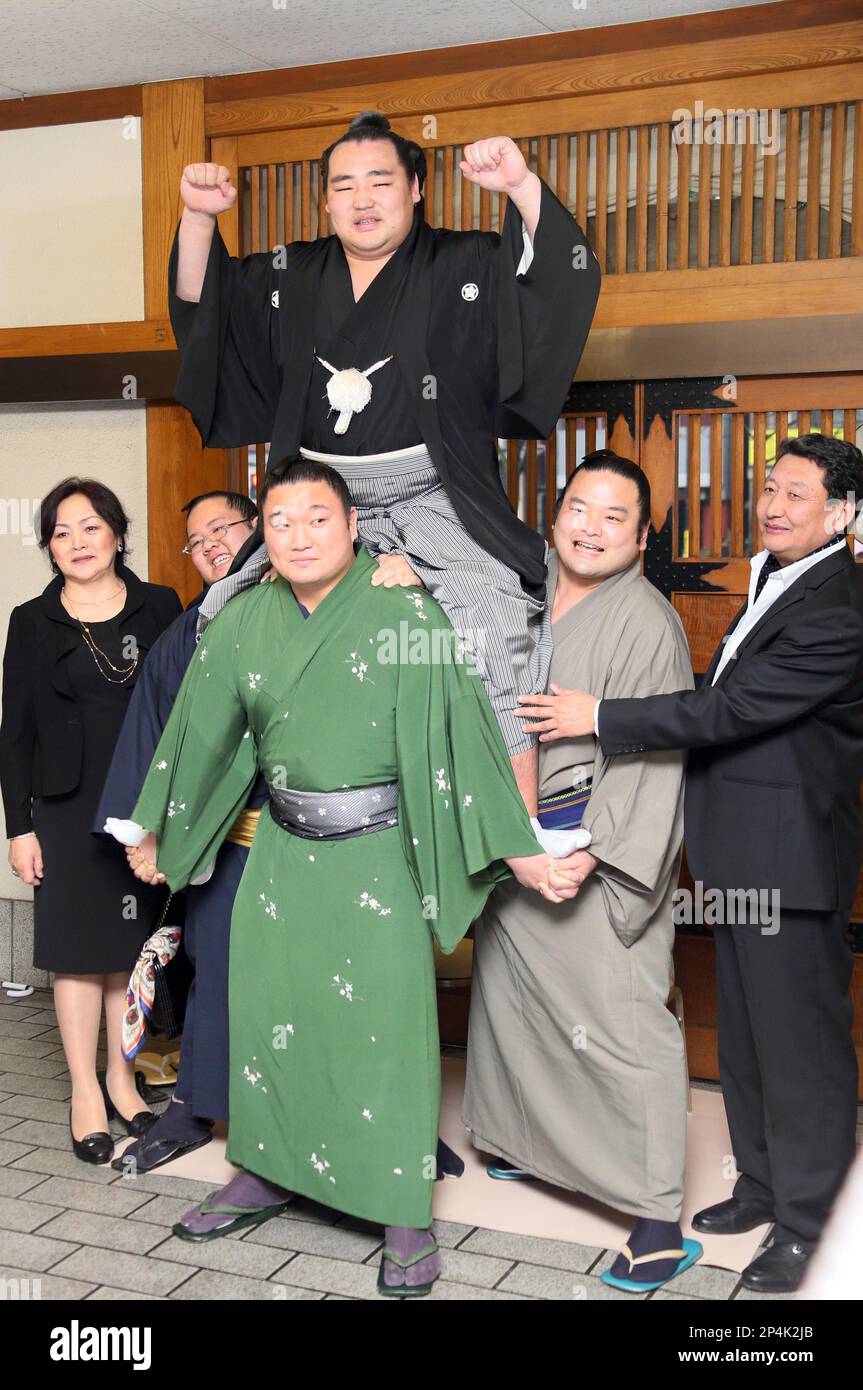 Mongolian Kakuryu (C) celebtates riding his stable fellow wrestlers ...