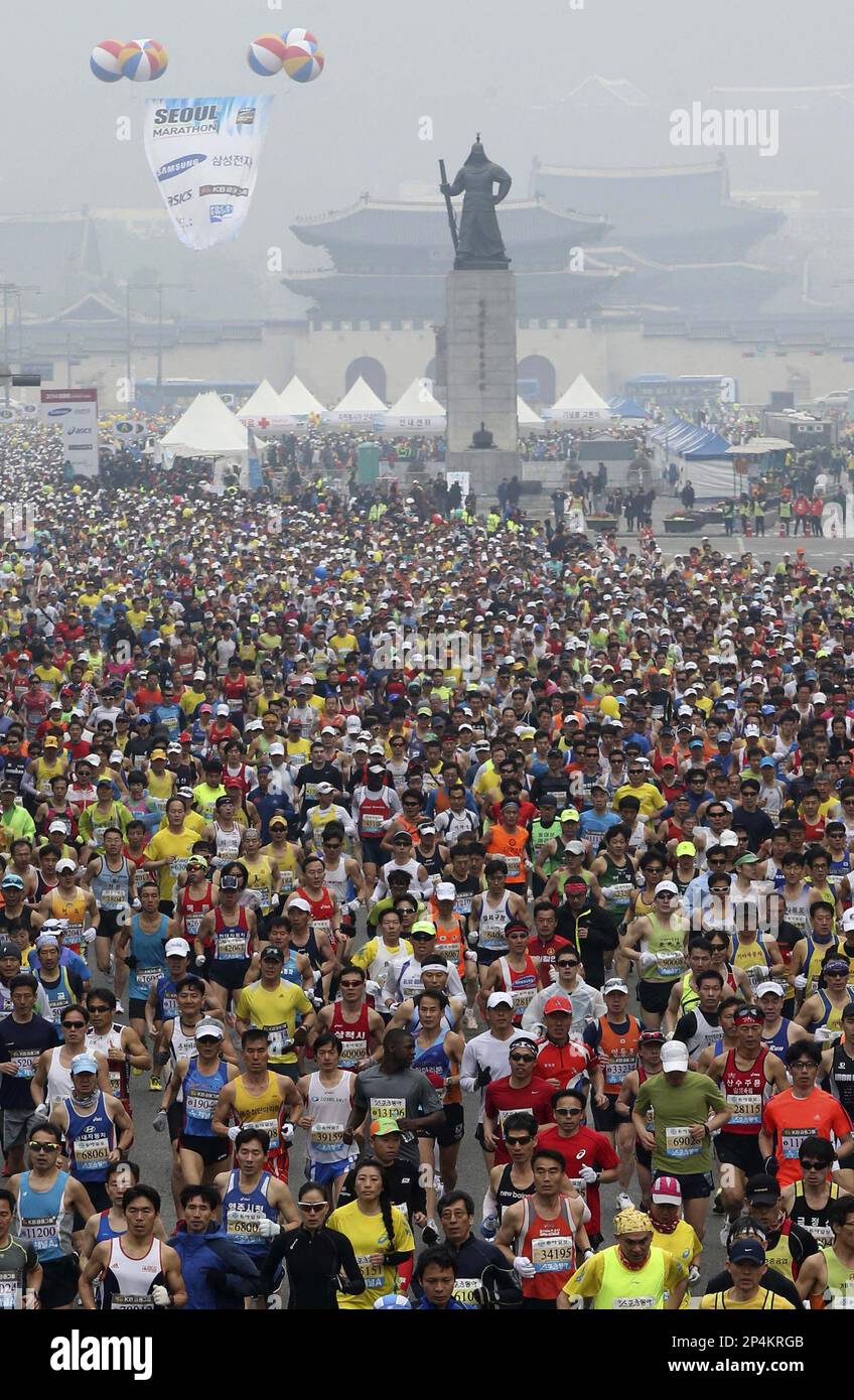 Competitors crowd at the start of the men's race of the Seoul ...
