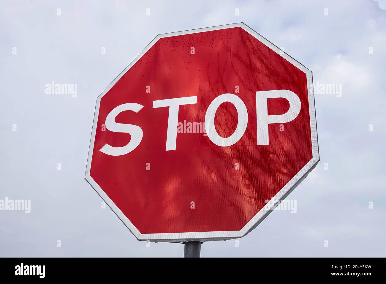 Segnale di stop rosso su cielo blu immagini e fotografie stock ad alta ...