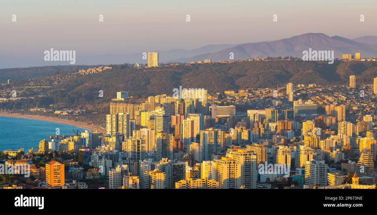 Vista elevata della città costiera di Vina del Mar al tramonto visto da ...