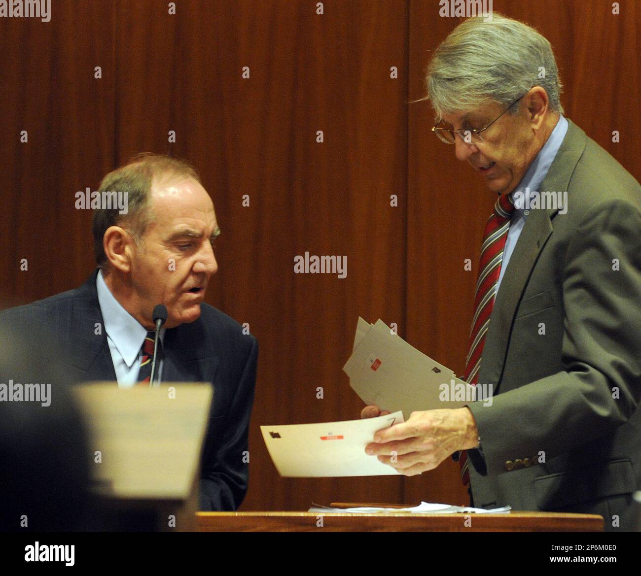 Prosecutor Don Valeska, right, questions Australian pathologist Dr ...