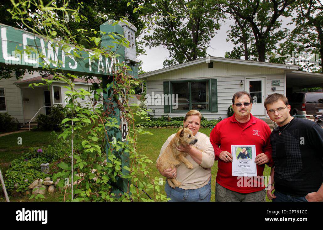 Family of Carly Lewis- Susie Lewis, from left, mother, Todd Lewis ...