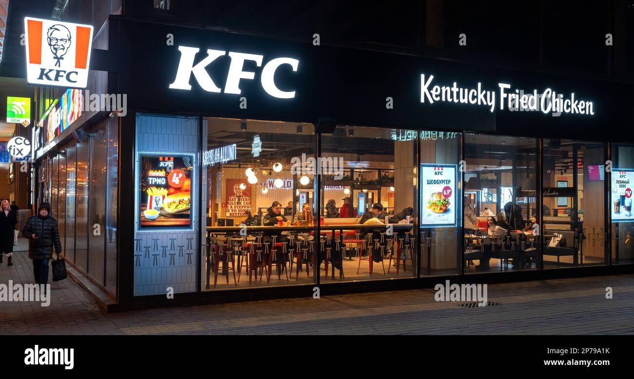 Ristorante KFC esterno e interno nel centro della città. Il KFC è un ...