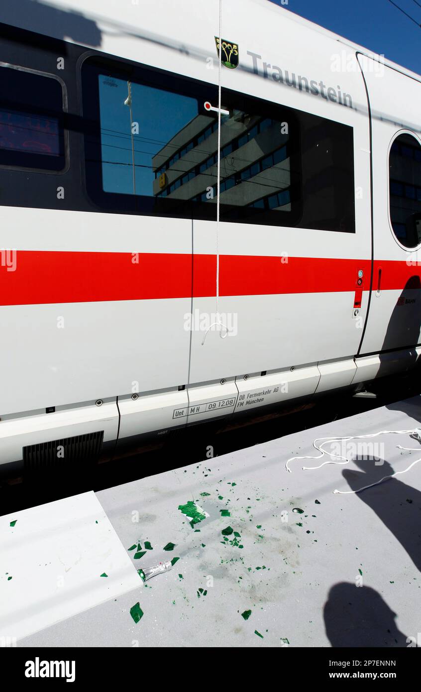 Die Scherben einer fuer die Taufe vorgesehenen, jedoch zerborstenen ...