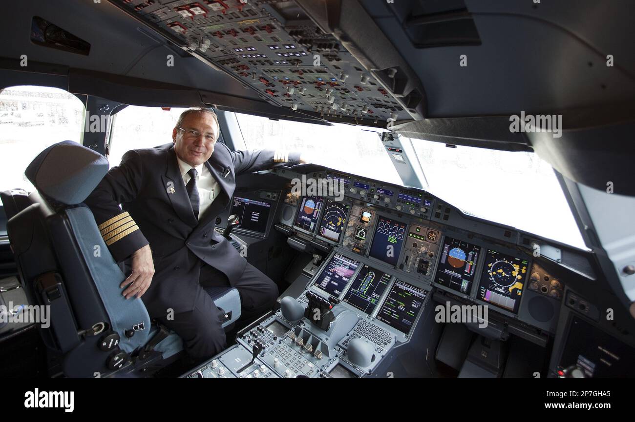 Juergen Raps, Chefpilot der Lufthansa sitzt am Mittwoch, 19. Mai 2010 ...