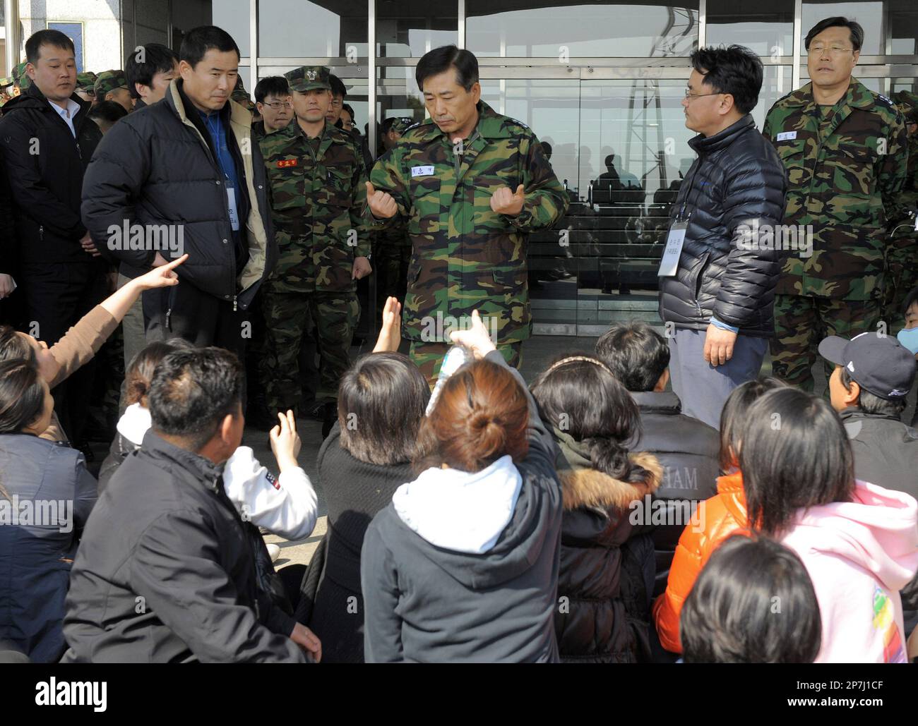 Kim Dong-Shik, commander of South Korean navy's second fleet, center ...
