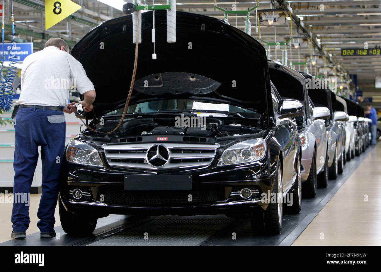 ARCHIV - Ein Mercedes-Benz Mitarbeiter legt am 25. Januar 2008 letzte ...
