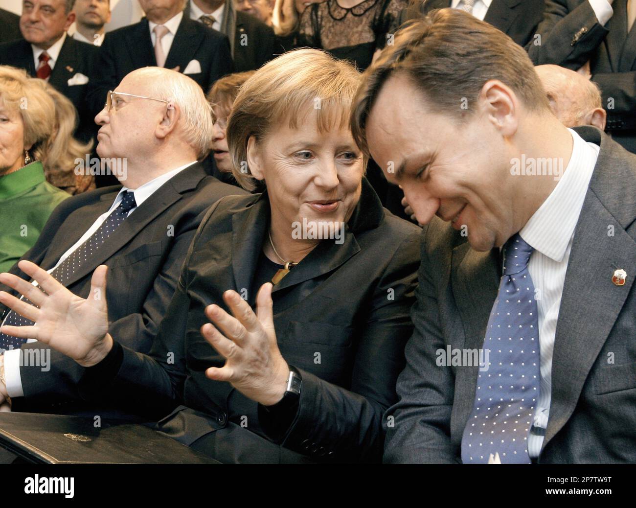 Bundeskanzlerin Angela Merkel , Mitte, (CDU) unterhaelt s mit dem ...