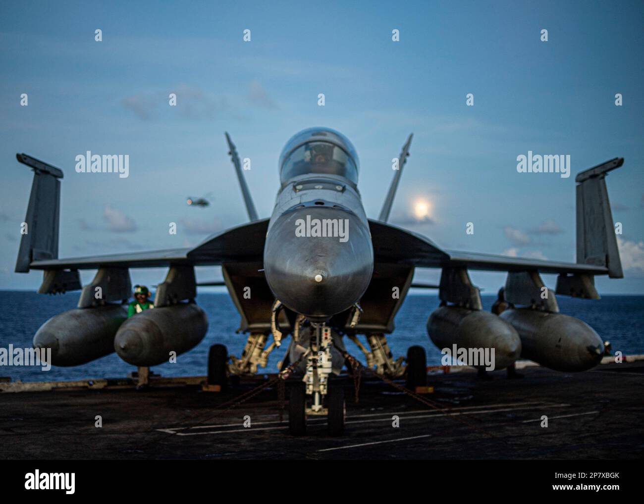 230307-N-XK462-1125 MARE DELLE FILIPPINE (7 marzo 2023) un F/A-18F ...