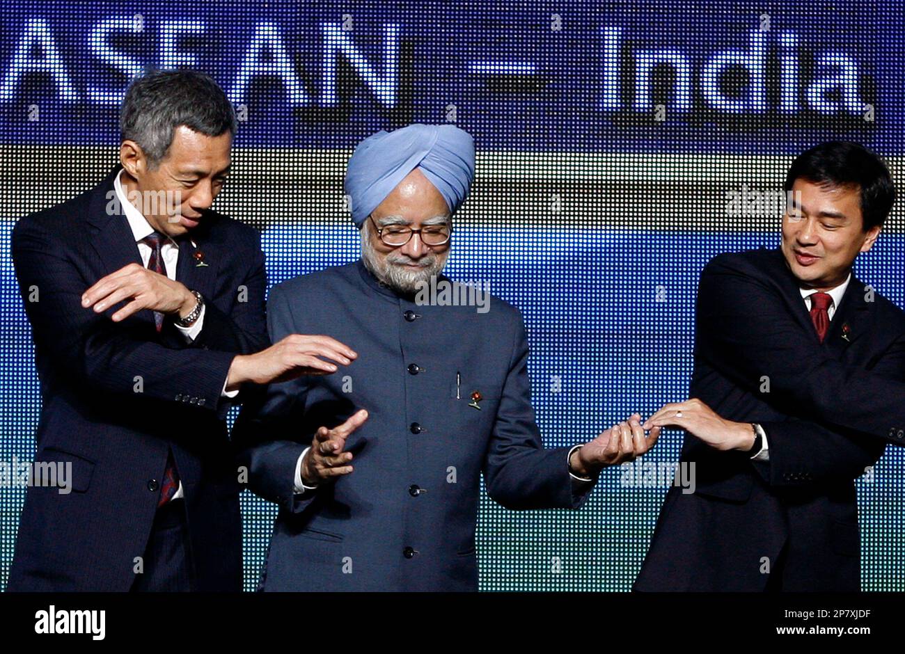Singapore Prime Minister Lee Hsien Loong, left, and Thailand's Prime Minister Abhisit Vejjajiva ...