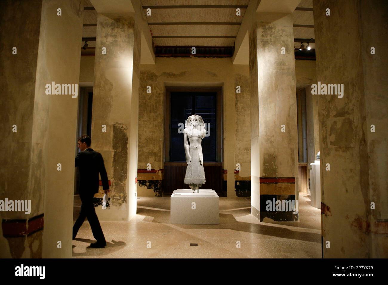 Blick in einen Ausstellungsraum des Neuen Museums in Berlin mit der ...
