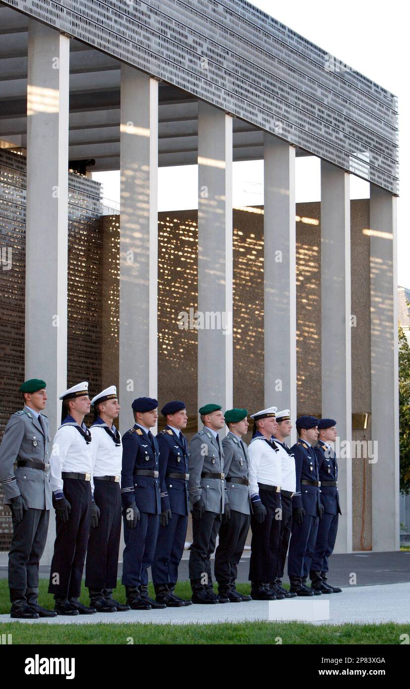 Soldaten aller Waffengattungen stehen am Dienstag, 8. September 2009 ...