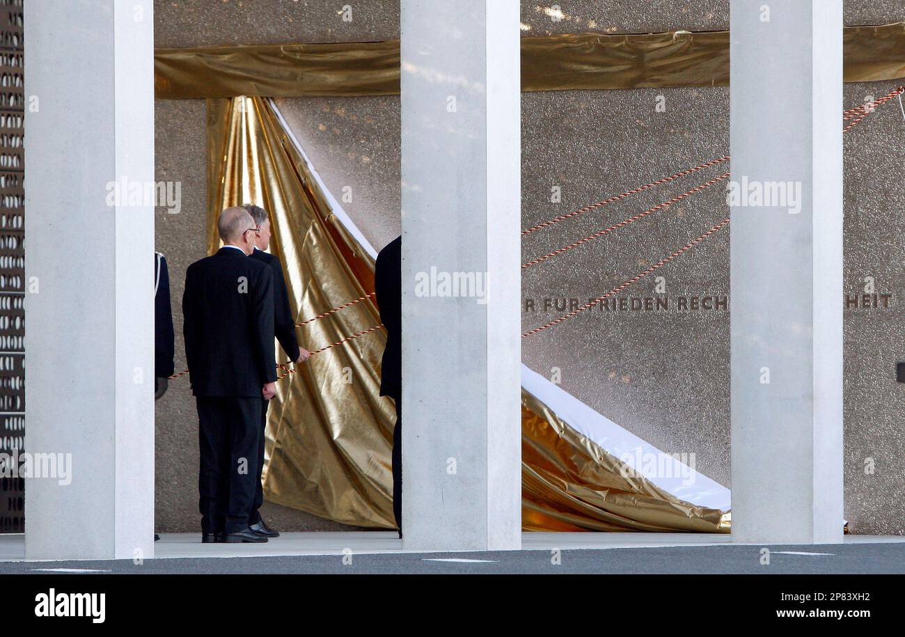 Bundespraesident Horst Koehler, zweiter von links, enthuellt am ...