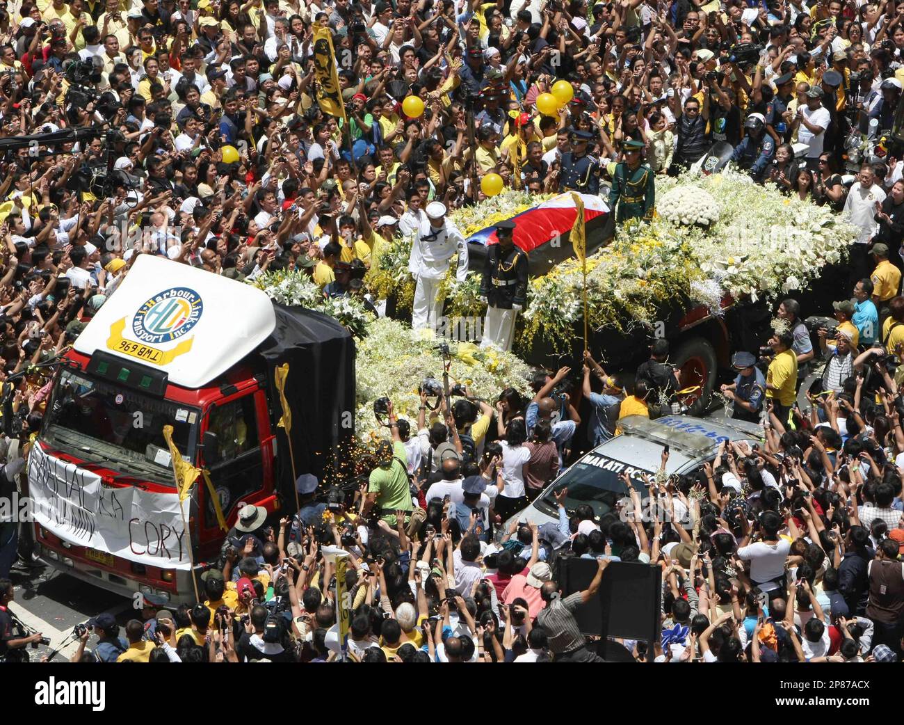 Tens of thousands of supporters gather at the funeral motorcade for ...