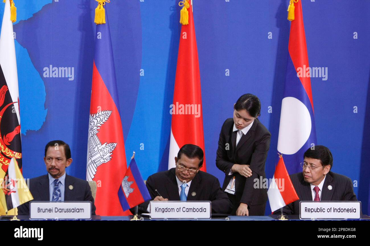 From left, Brunei's Sultan Hassanal Bolkiah, Cambodian Prime Minister ...
