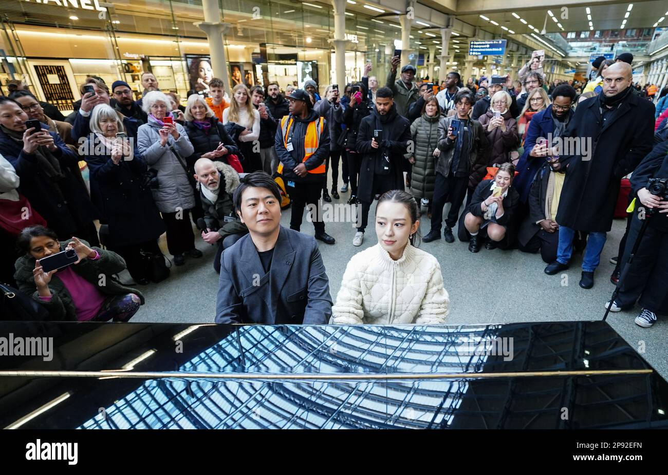 Il pianista Lang Lang e sua moglie Gina Alice Redlinger suonano con un ...