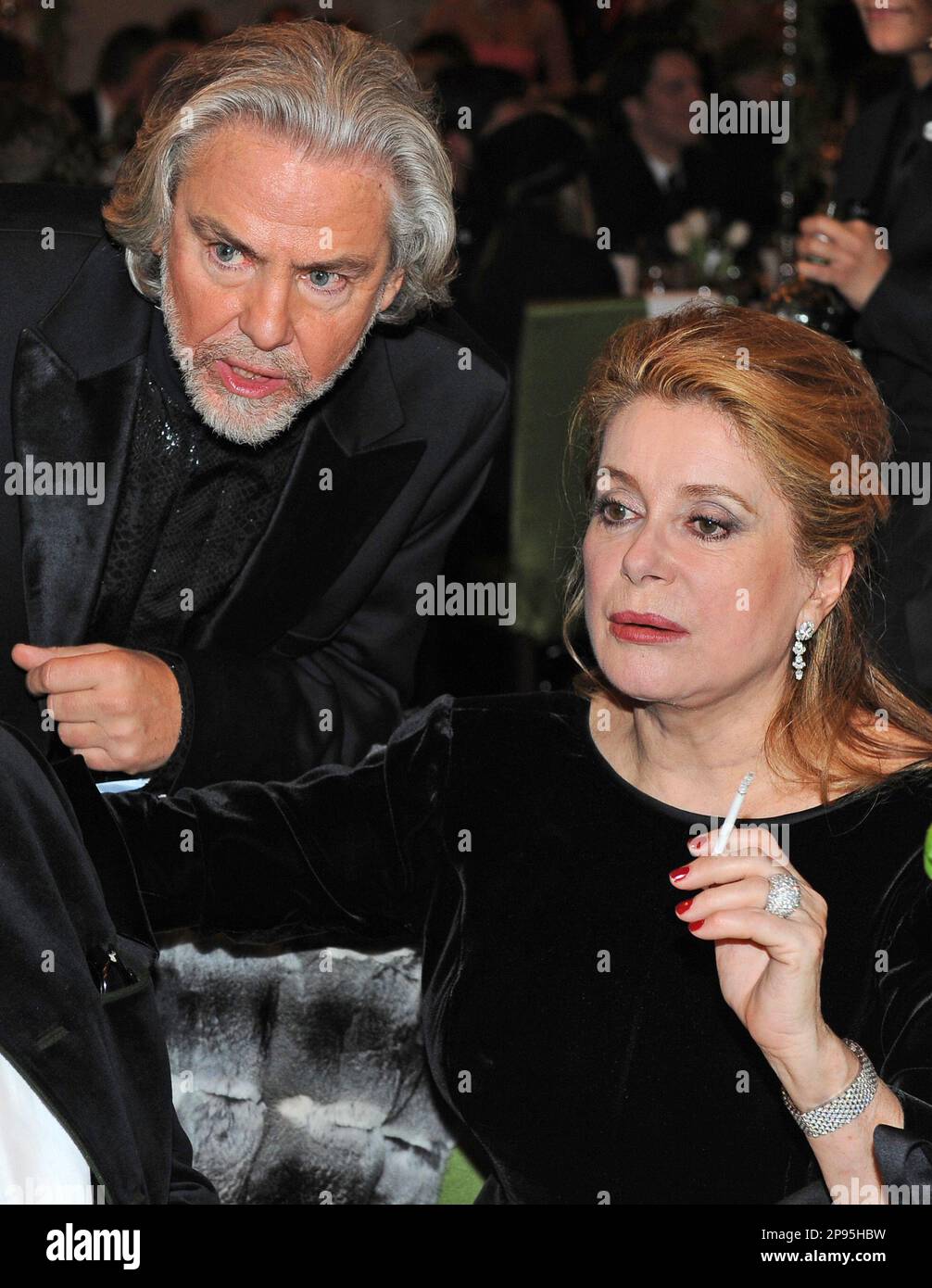 Schauspielerin Catherine Deneuve, rechts, spricht am Montagabend, 9 ...