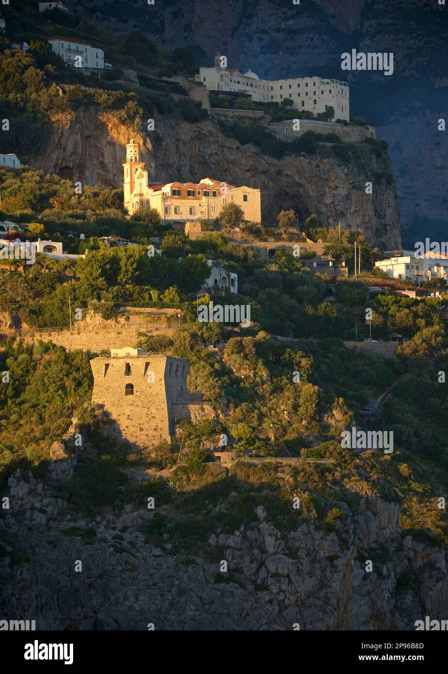 Torre Saracena sulla costiera amalfitana, l'Italia si affaccia sulla ...