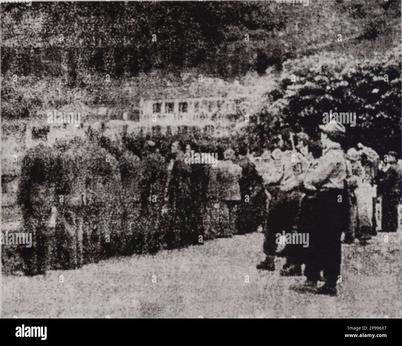 1945 , 28 aprile , Dongo , Lago di Como : dopo la morte del fascista ...