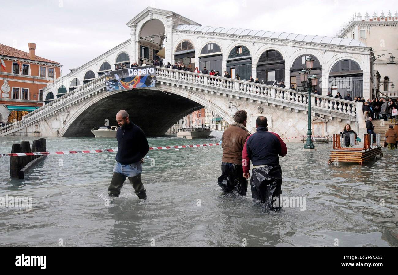 People wade through high water by Venice's Rialto Bridge, northern ...