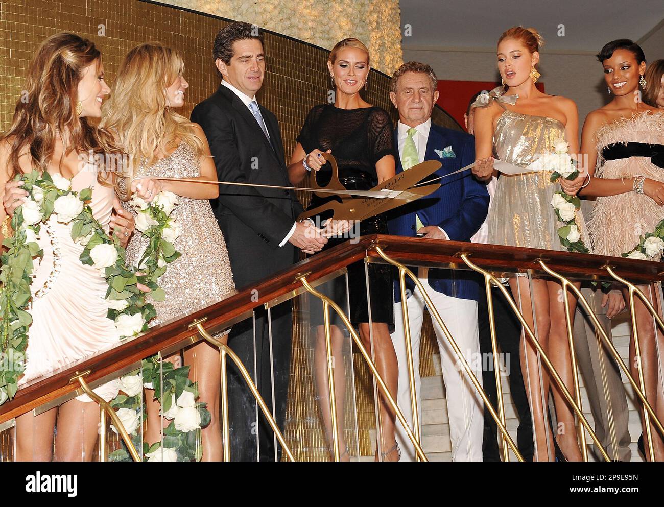 ** FILE ** In this Nov. 14, 2008 file photo, from left, model ...