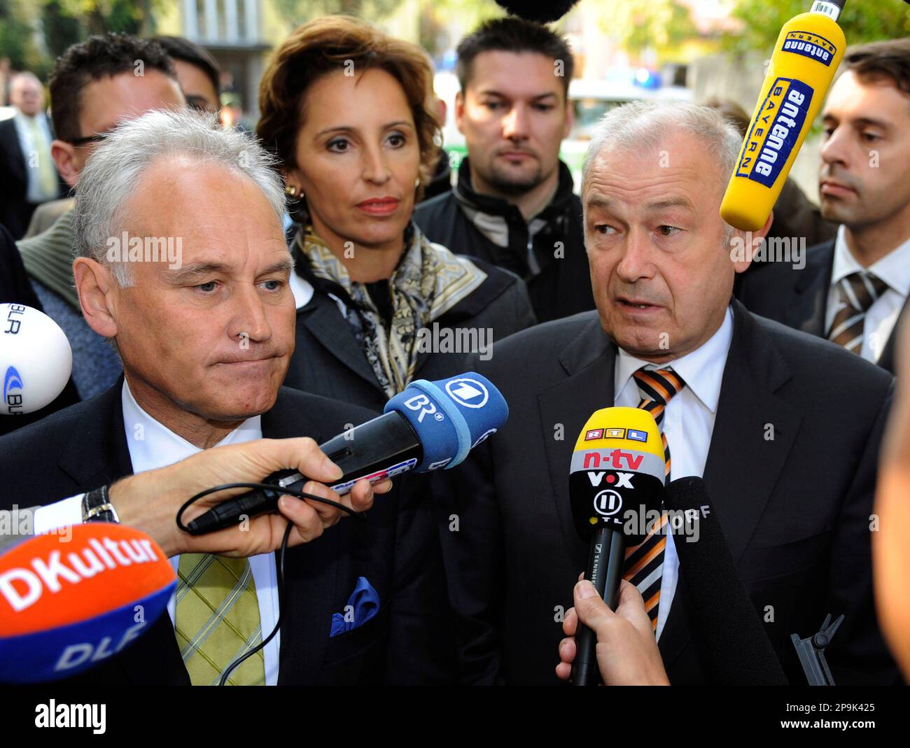 Der bayerische Ministerpraesidenten Guenther Beckstein, rechts, der CSU ...