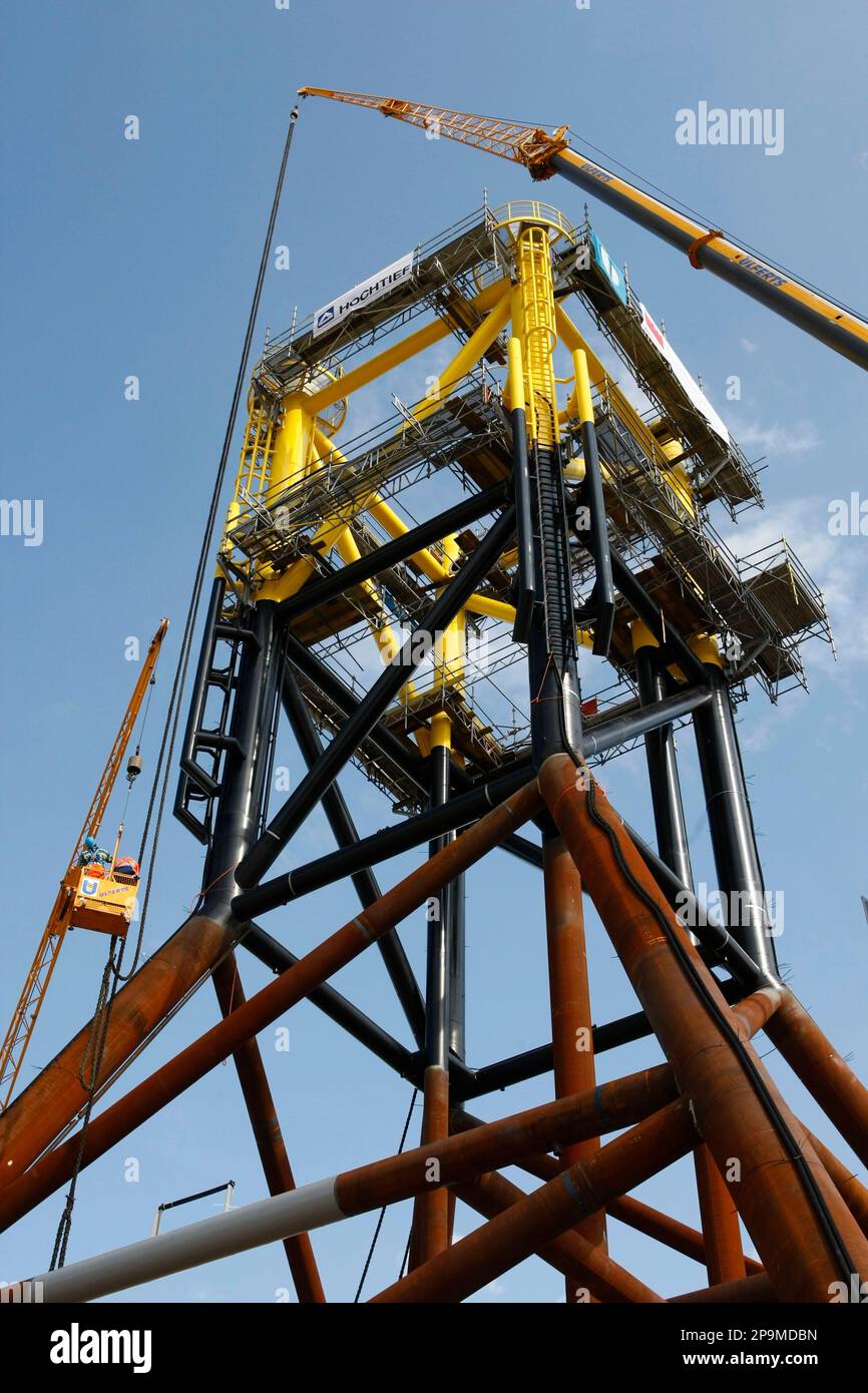 Arbeiter in einem Arbeitskorb bereiten am Mittwoch, 17. Sept. 2008, in ...