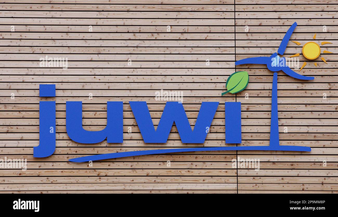 Das Logo am Gebaeude der Firma juwi AG, fotografiert am Montag, 15 ...