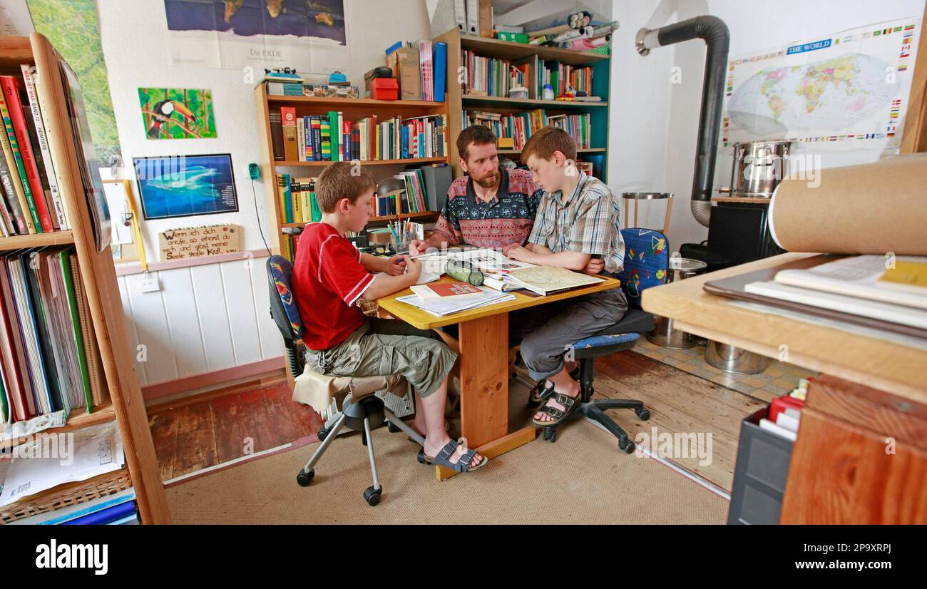 ** ARCHIV ** Der Vater Juergen Dudeck, 47 Jahre alt, Mitte, unterrichtet seine Kinder Lukas ...