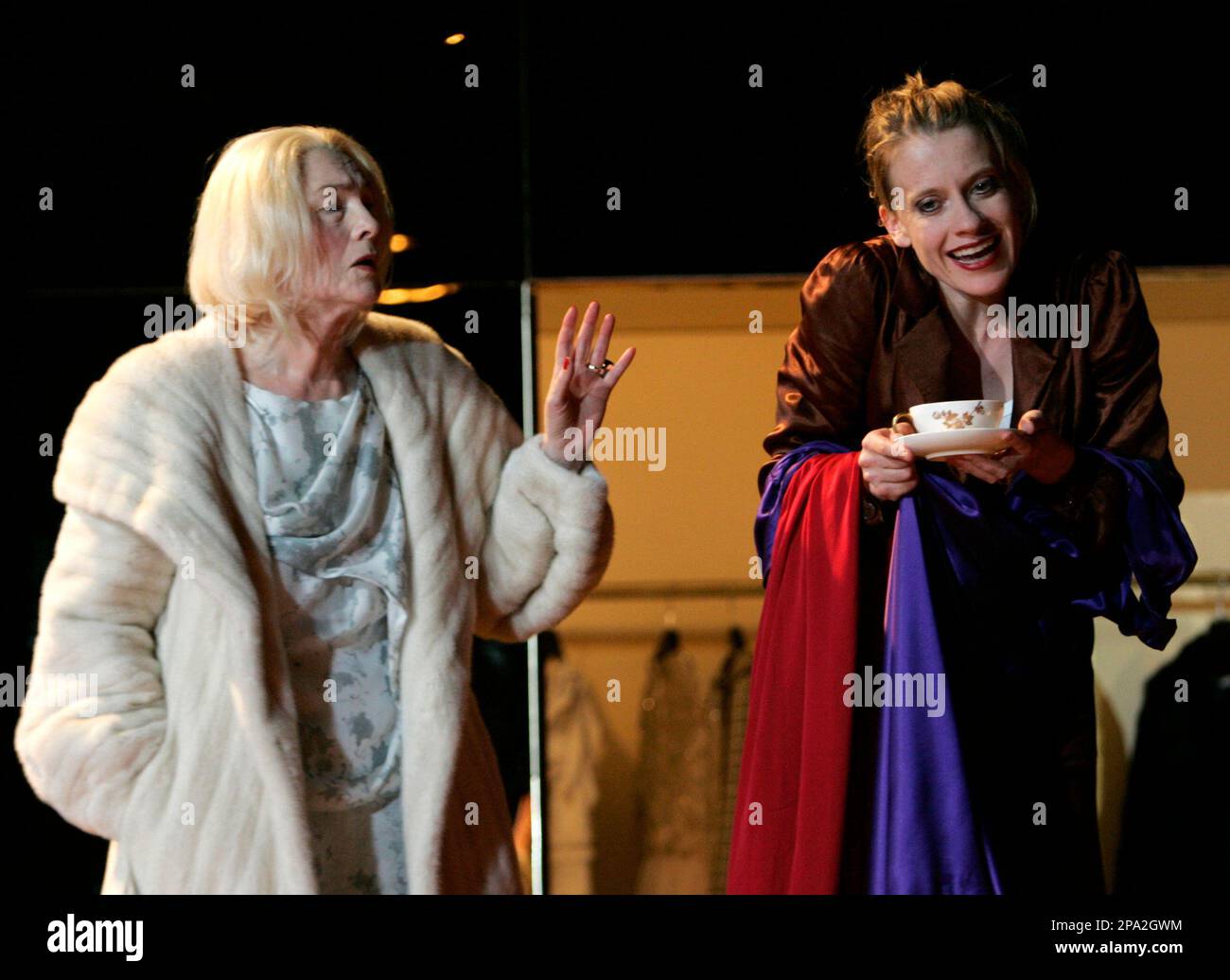 Edith Clever in der Rolle der Gnaedigen Frau und Caroline Peters als ...